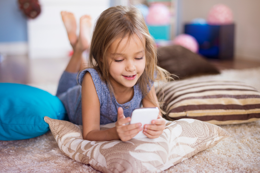 7 conseils pour que les enfants utilisent leur téléphone sans risque