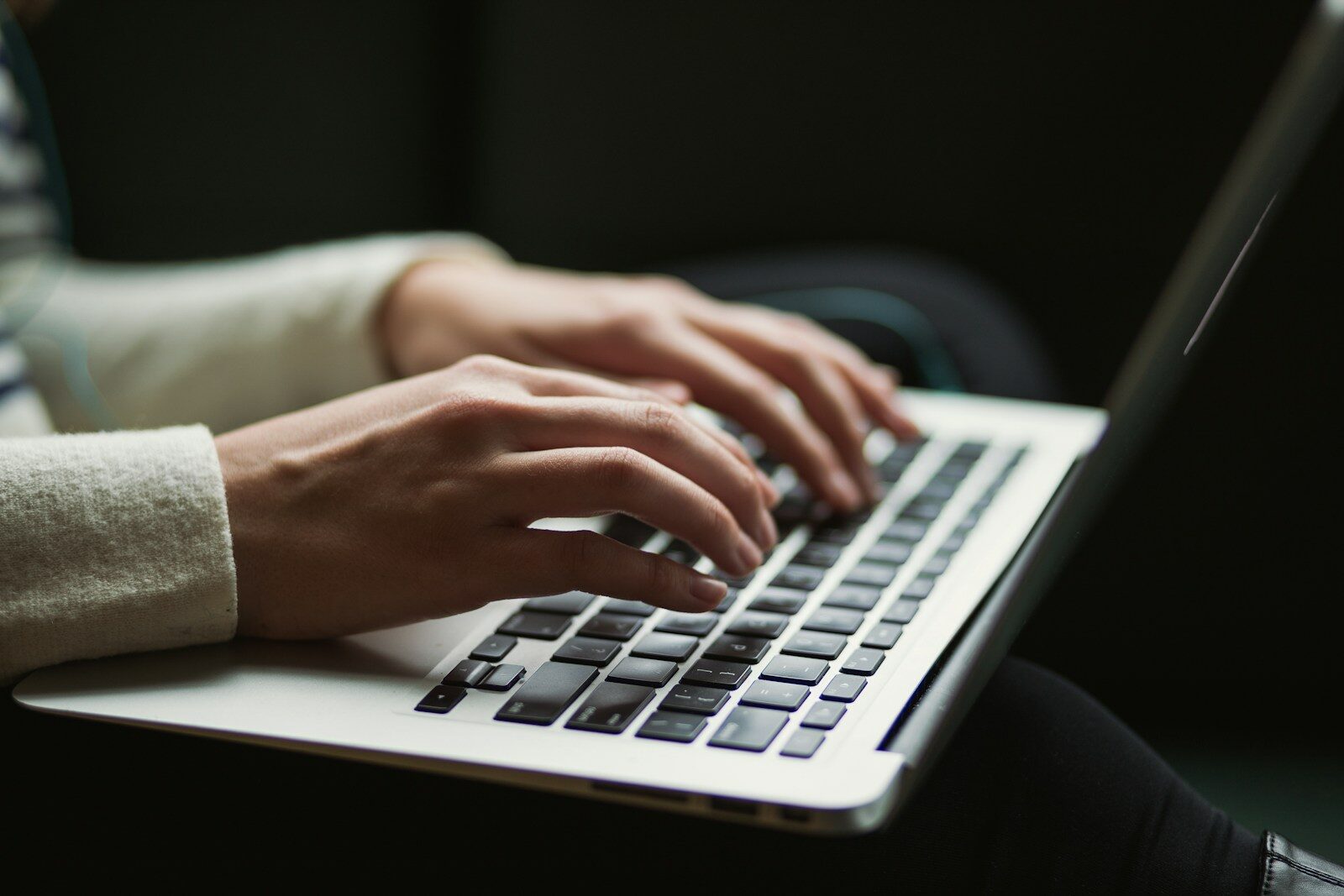 Signe inférieur ou supérieur, comment les taper sur un clavier